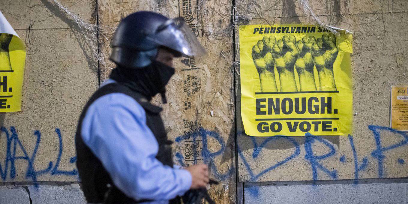 ¿Puede EE. UU. evitar una crisis electoral? by Robert Malley & Stephen ...